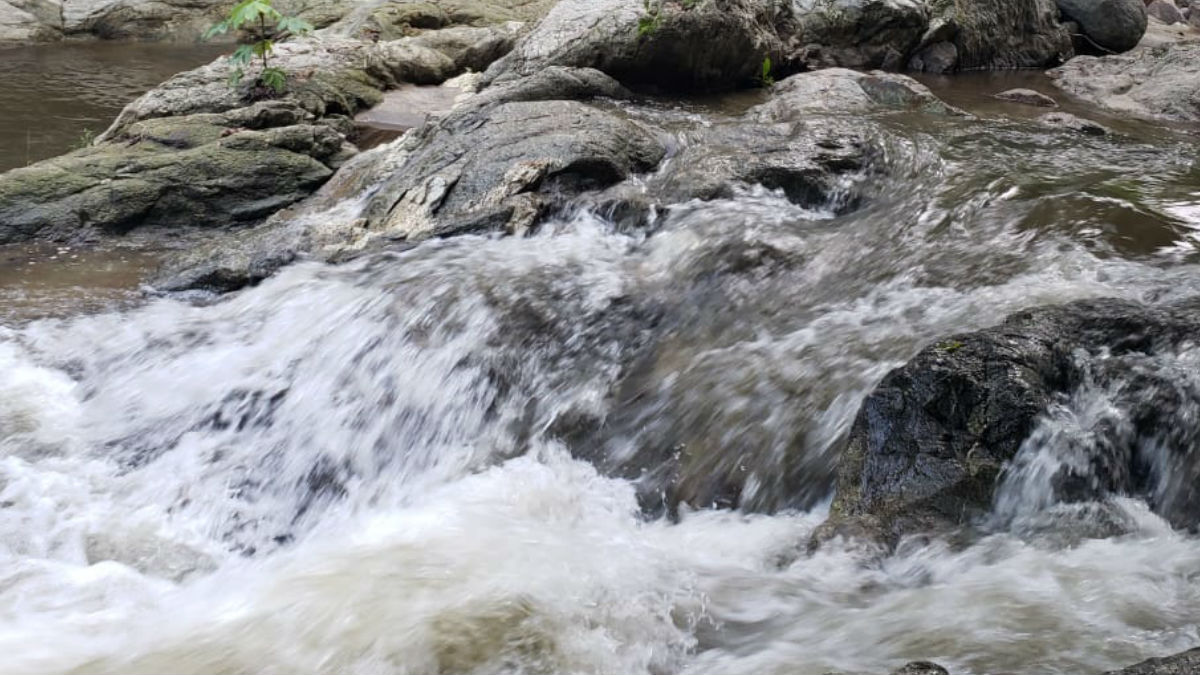 ¡Qué peligro! Turistas fueron sorprendidos por creciente súbita del río ...