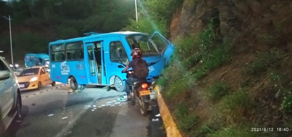 ¡Carreras peligrosas! Bus urbano pierde el control y choca con el cerro ...