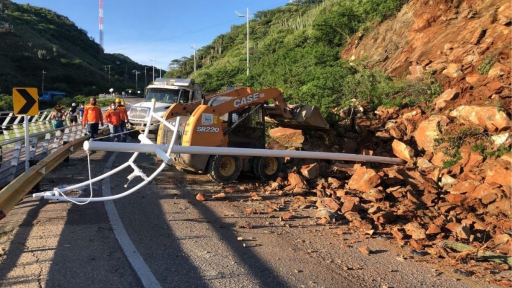 Derrumbe en el cerro Ziruma genera caos en la movilidad - Santa Marta ...