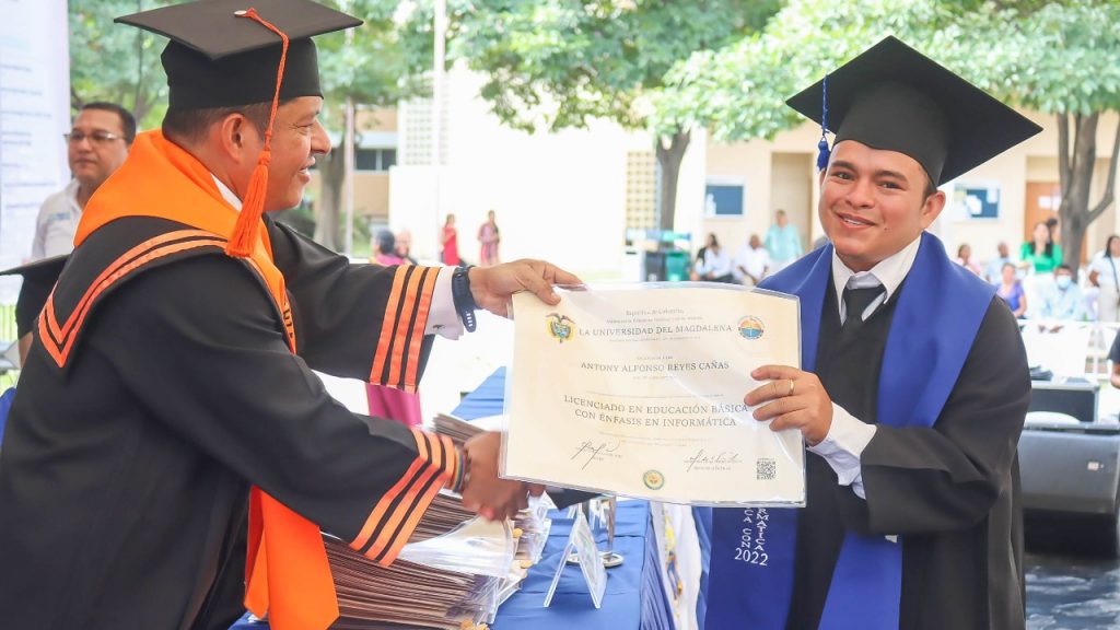 Un ejemplo de superación: Mototaxista se graduó como Licenciado en ...