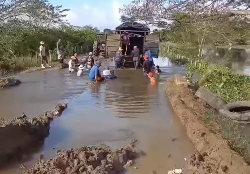Bajo el agua se encuentra vía que comunica a Pivijay - Santa Marta Al Día