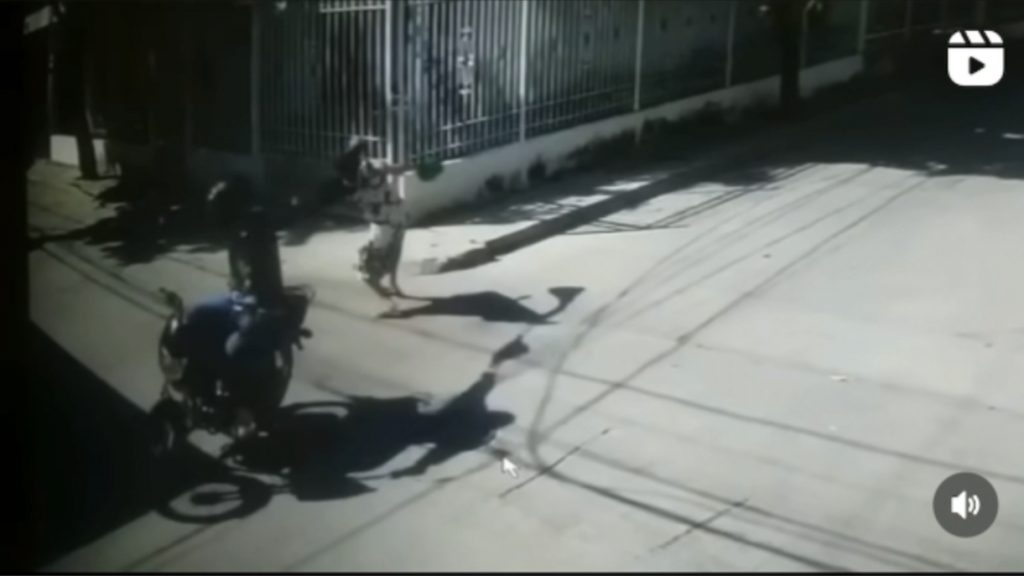 Mujer fue arrastrada por un ladrón que le jaló su bolso - Santa Marta ...