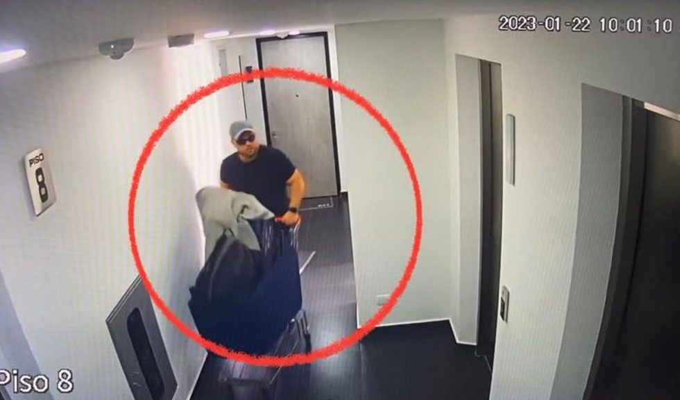Revelan vídeo de John Poulos cargando maleta con cuerpo de la dj ...