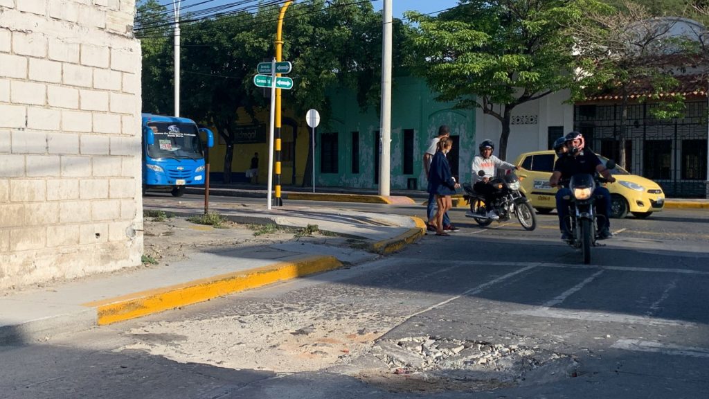 Enorme hueco estaría ocasionando accidentes en carrera 16 - Santa Marta ...