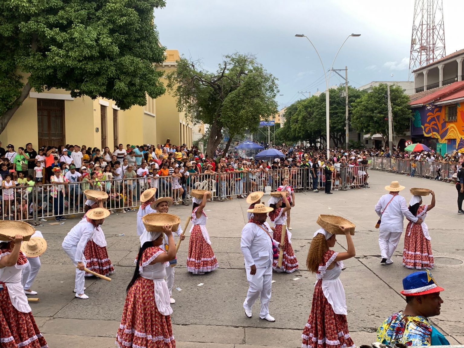 Derroche de color y alegría en el Desfile Folclórico de La Fiesta del ...