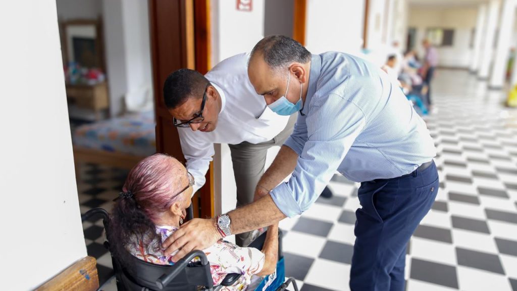 Alcalde promete titular predios del Centro de Bienestar para Ancianos ...