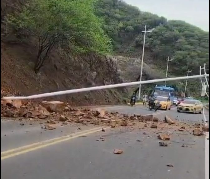 Alud tumbó un poste y tapó la vía en el Ziruma - Santa Marta Al Día