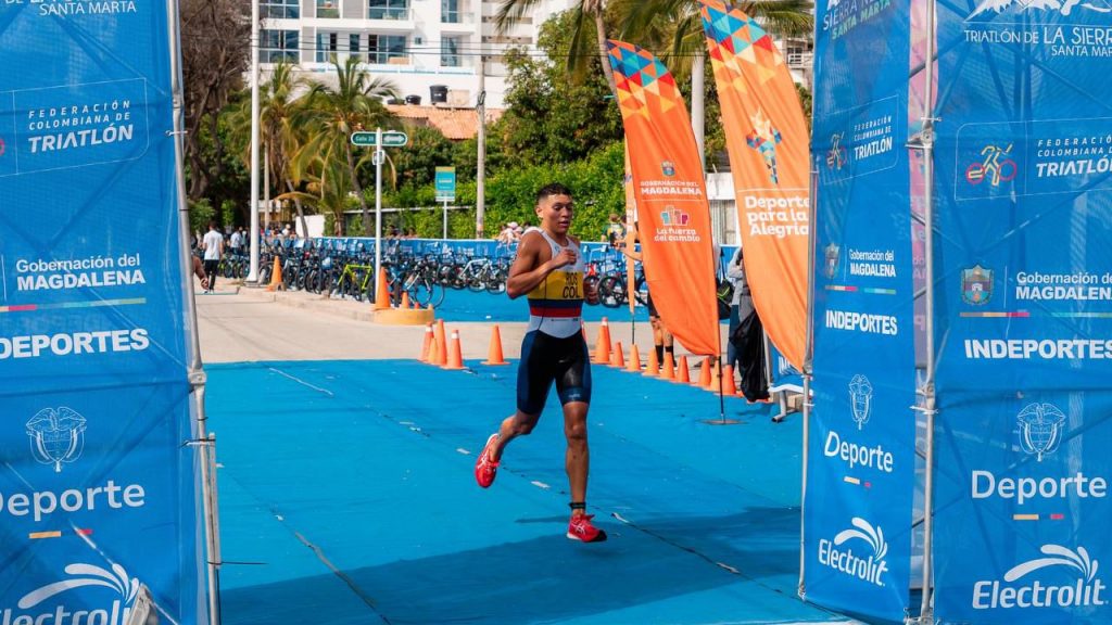 Más de 80 atletas compitieron en la cuarta versión de la Triatlón ... Más de 80 atletas compitieron en la cuarta versión de la Triatlón ...