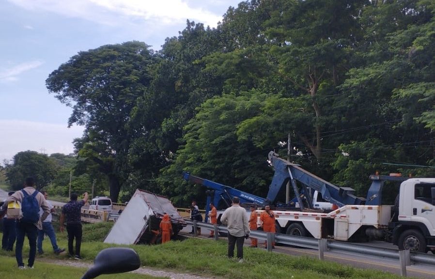 Ocupantes de un furgón que cayó al río Toribio se salvaron ...