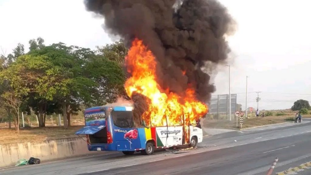 Autoridades investigan las causas del incendio de un bus en la Ruta del Sol - Santa Marta Al Día