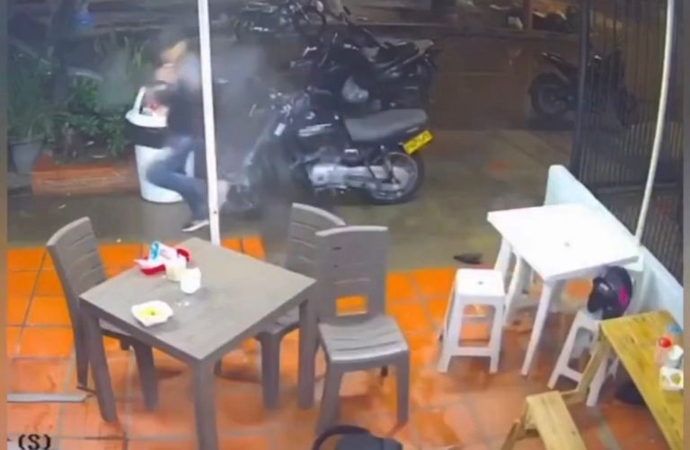 Menor intentó robar un local de comidas rápidas, pero no contaba con ...